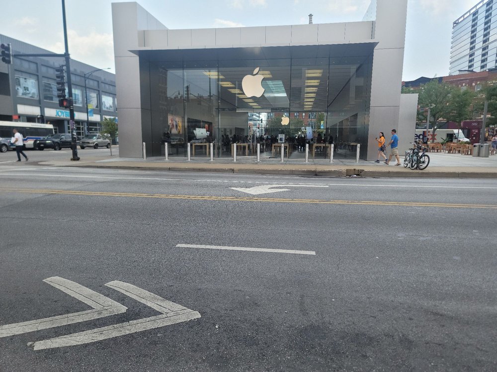 APPLE LINCOLN PARK - Updated July 2025 - 95 Photos & 574 Reviews - 801 W North Ave, Chicago ...