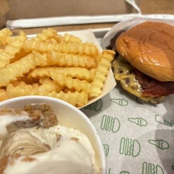 SHAKE SHACK - Updated July 2024 - 61 Photos & 15 Reviews - 10 Dundas ...