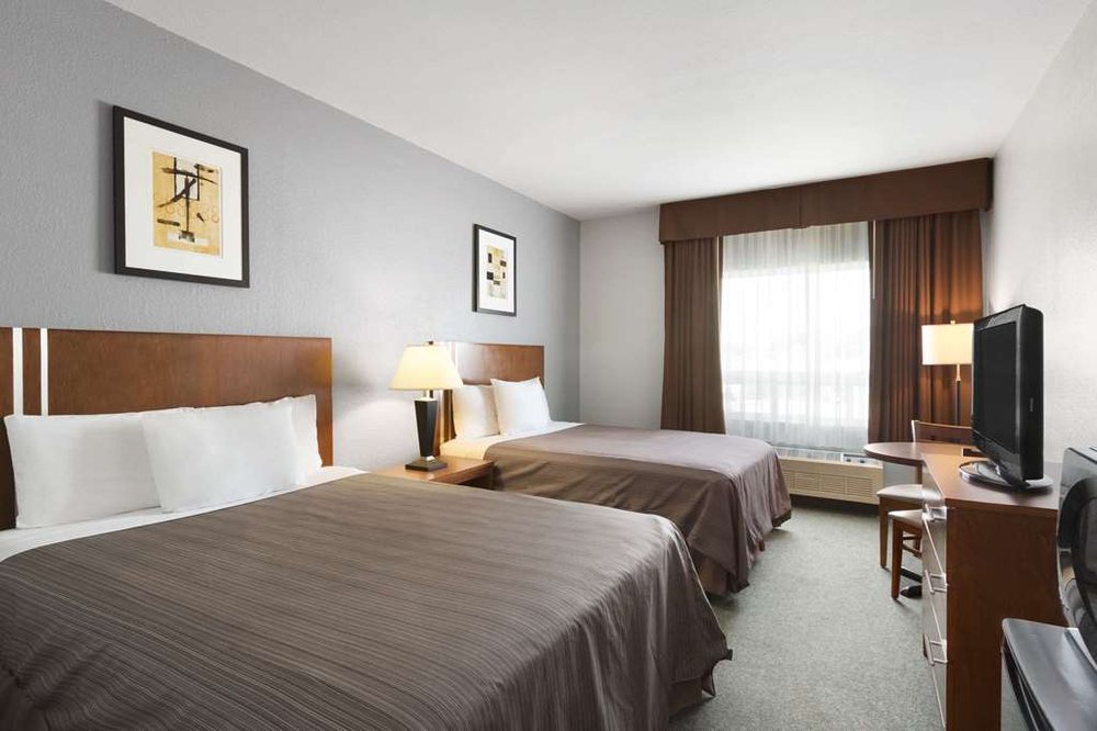 DAYS INN - Updated January 2025 - 16 Photos - 4125 52 Avenue, High ...