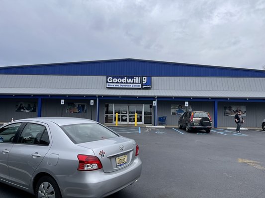 GOODWILL STORE AND DONATION CENTER - Updated November 2025 - 13 Photos ...