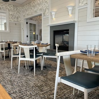 CELESTE - Updated June 2024 - 28 Photos - 15 Kingstown Rd, Narragansett ...