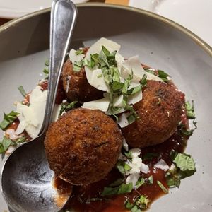 CRAFT FOOD HALL - Updated September 2025 - 500 Beaver Brook Rd ...