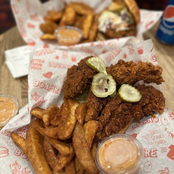 THE RED CHICKZ - Updated June 2024 - 687 Photos & 639 Reviews - 557 S ...