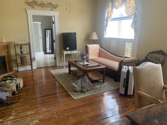 OAK TREE HOTEL - Updated October 2025 - 32 Photos & 25 Reviews - 6 West ...