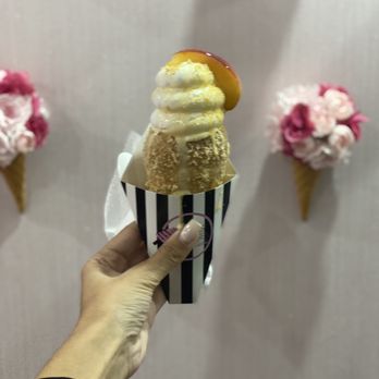 BUNS & ROSES CHIMNEY CAKES - Updated September 2024 - 110 Photos & 43 ...