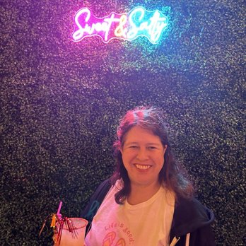 SALTY SISTERS BAR AND GRILL - Updated March 2025 - 147 Photos & 122 ...