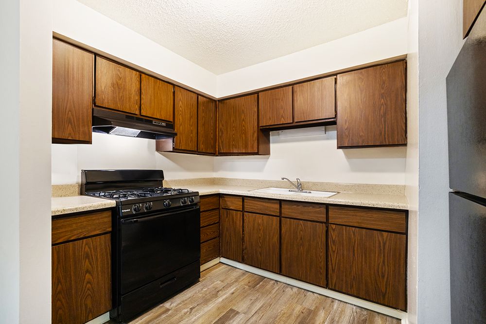 COLONIAL SQUARE APARTMENTS - Updated June 2025 - 17 Photos - 5650 Renn ...