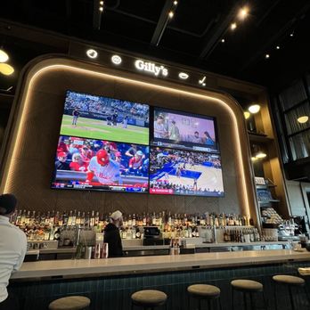 GILLY’S CLUBHOUSE - Updated October 2025 - 136 Photos & 118 Reviews ...