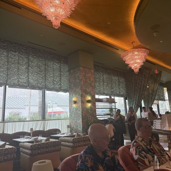 BAR ISSI - Updated August 2025 - 218 Photos & 133 Reviews - 414 N Palm ...