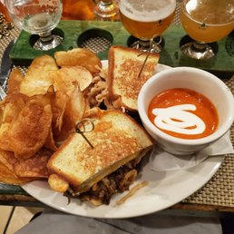CLOVERLEAF TAVERN - Updated December 2025 - 1061 Photos & 1044 Reviews ...