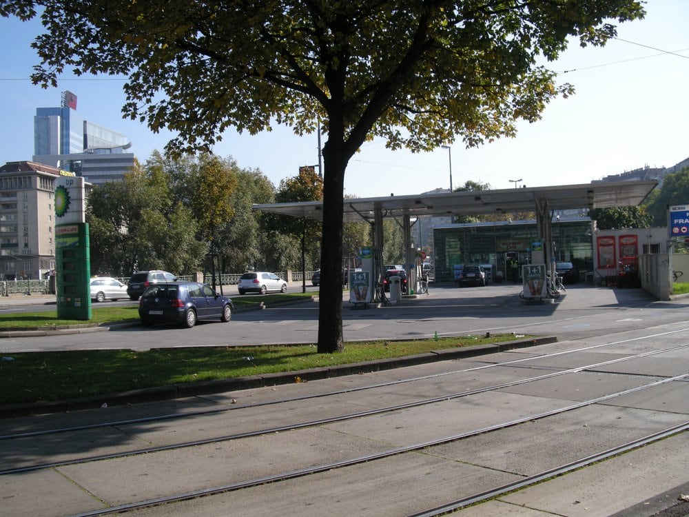 BP TANKSTELLE - Updated March 2025 - Franz Josefs Kai 17, Wien, Austria ...