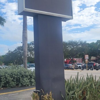 FREAKY’S BAR AND KITCHEN - Updated July 2025 - 850 W Hallandale Beach ...