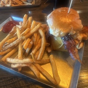 TWISTED TAVERN - Updated August 2025 - 134 Photos & 92 Reviews - 3975 ...