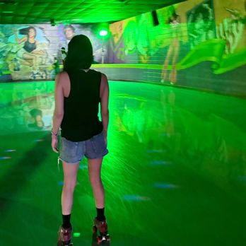 SKATE COUNTRY - Updated December 2025 - 113 Photos & 85 Reviews - 7980 ...