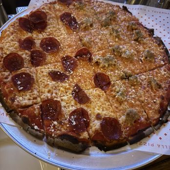 ZARELLA PIZZERIA & TAVERNA - Updated July 2025 - 205 Photos & 76 ...