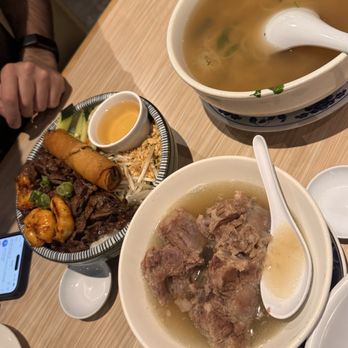 MAMA HONG’S VIETNAMESE KITCHEN - BURBANK - Updated July 2025 - 2131 ...