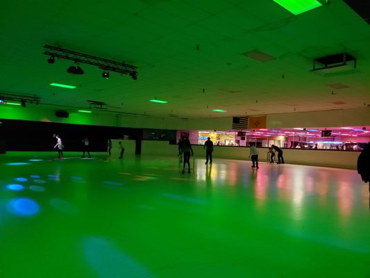 ROLLER KING - 55 Photos & 37 Reviews - Skating Rinks - 400 Paisano St ...