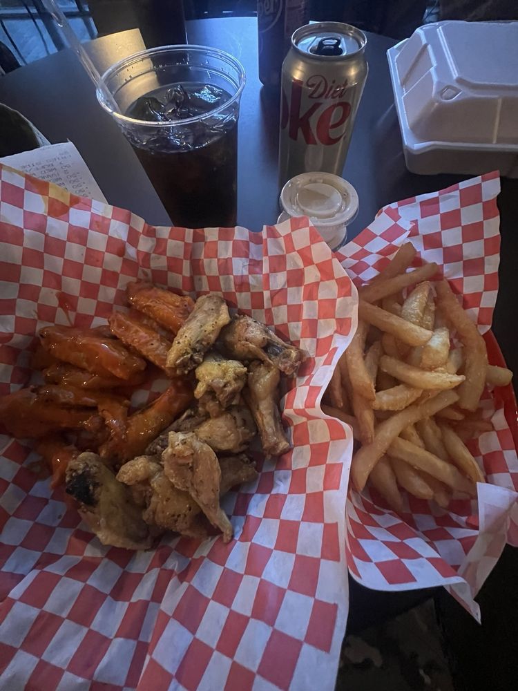 MAXWELL CLUB - Updated September 2025 - 10 Photos - 375 West Dr ...