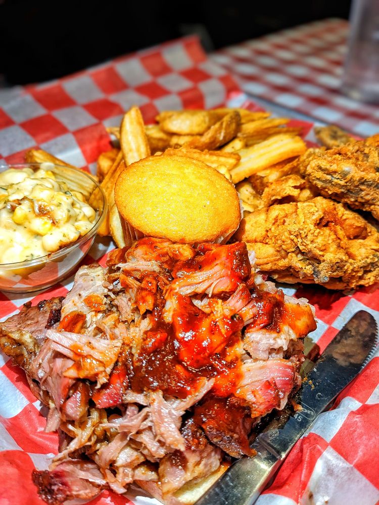 FAMOUS DAVE’S BAR-B-QUE - Updated July 2025 - 412 Photos & 263 Reviews ...