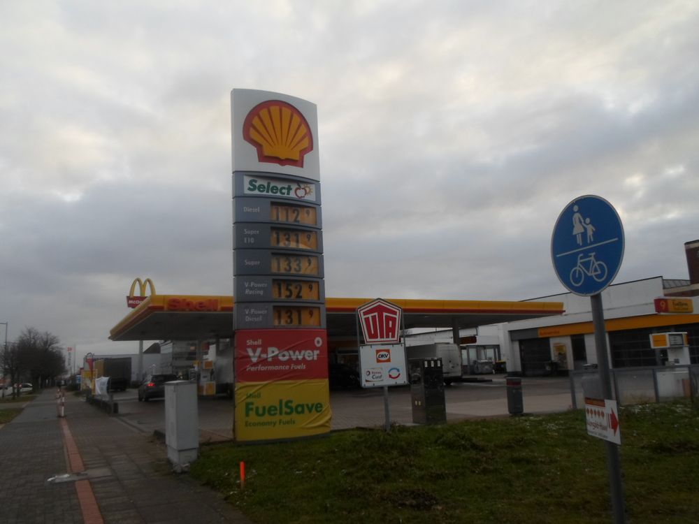 SHELL TANKSTELLE - Karlsruher Str. 12, Laatzen, Niedersachsen, Germany ...