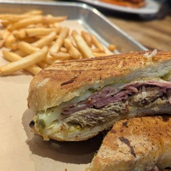 RUSTY BUCKET RESTAURANT AND TAVERN - Updated April 2026 - 227 Photos ...