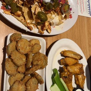 BLUE 32 SPORTS GRILL - Updated September 2024 - 298 Photos & 610 ...