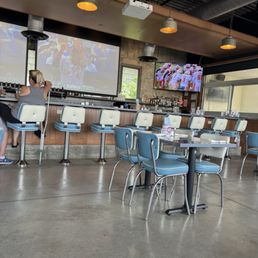 HANK’S GARAGE & GRILL - Updated October 2025 - 208 Photos & 82 Reviews ...