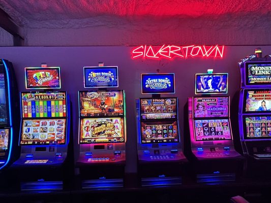 SILVER TOWN AMUSEMENT GAMEROOM - Updated September 2025 - 10 Photos ...