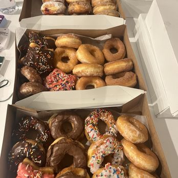 FOX’S DONUT DEN - Updated August 2025 - 273 Photos & 350 Reviews - 3900 ...