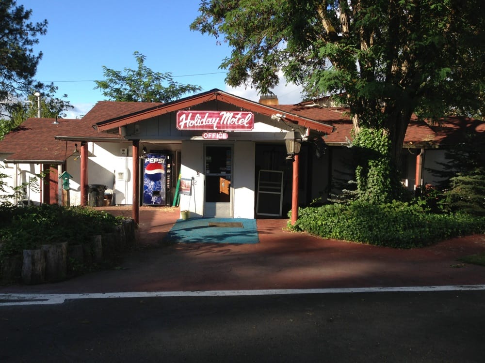 HOLIDAY MOTEL - Updated August 2025 - 24 Photos & 15 Reviews - 24810 ...