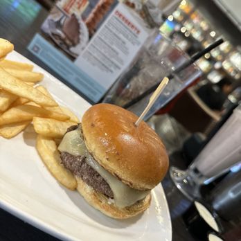 RED ROBIN GOURMET BURGERS AND BREWS - 723 Photos & 634 Reviews - 200 E ...