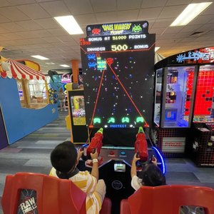 KNUCKLEHEADS TRAMPOLINE PARK, RIDES AND BOWLING - 104 Photos & 102 ...