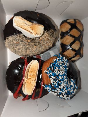 DIABLO DOUGHNUTS - Updated June 2026 - 744 Photos & 402 Reviews - 7698 ...