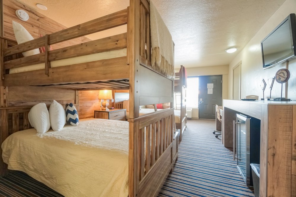 BLUE LAKES INN - Updated January 2026 - 42 Photos & 52 Reviews - 952 Blue Lakes Blvd N, Twin ...