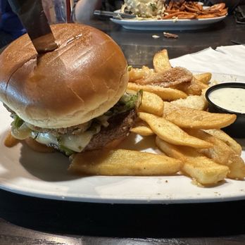 RED ROBIN GOURMET BURGERS AND BREWS - Updated March 2025 - 528 Photos ...