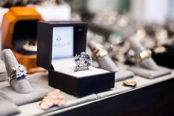 R&r estate jewelers store