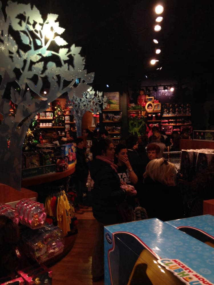 DISNEY STORE - Updated September 2024 - Avinguda Diagonal, 557 ...