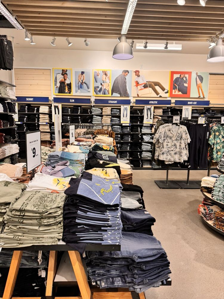 OLD NAVY OUTLET - Updated May 2025 - 25 Photos - 498 Red Apple Ct ...