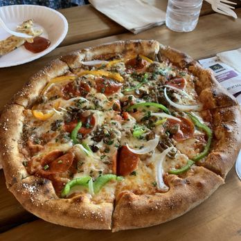 LOCALS FOOD HUB & PIZZA PUB - Updated July 2025 - 58 Photos & 22 ...