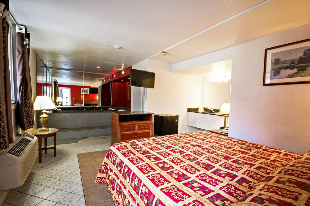 SARATOGA MOTEL - Updated January 2026 - 29 Photos - 7701 S Cicero Ave ...