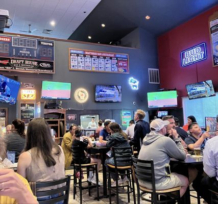 DRAFT HOUSE BAR & RESTAURANT - Updated December 2025 - 57 Photos & 127 ...