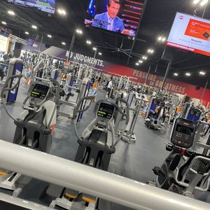 CRUNCH FITNESS - CHAMBLEE - 73 Photos & 85 Reviews - 5508 Peachtree ...