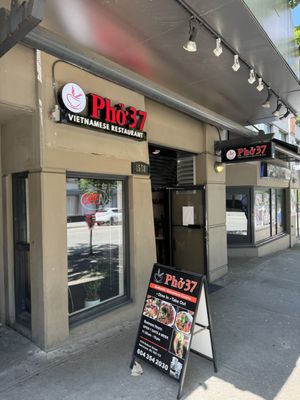 PHO 37 - Updated December 2025 - 100 Photos & 61 Reviews - 1578 Robson ...