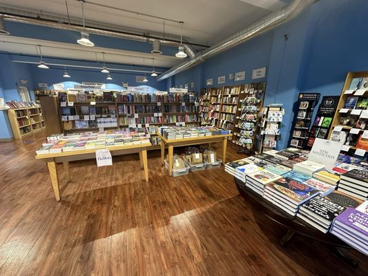 MAIN POINT BOOKS - Updated September 2025 - 39 Photos & 37 Reviews ...