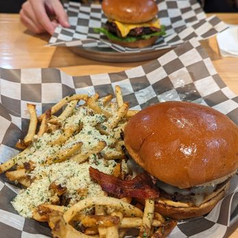 HONEST ABE’S BURGERS AND FREEDOM - Updated October 2024 - 287 Photos ...