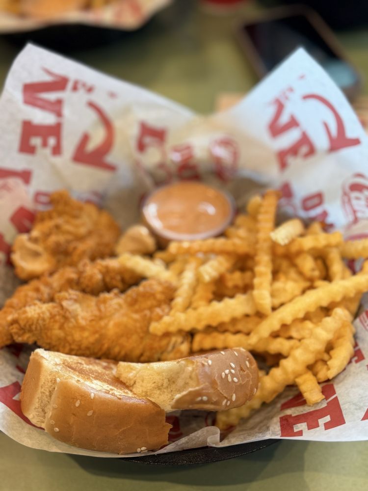 RAISING CANE’S CHICKEN FINGERS - Updated January 2026 - 30 Photos & 15 ...