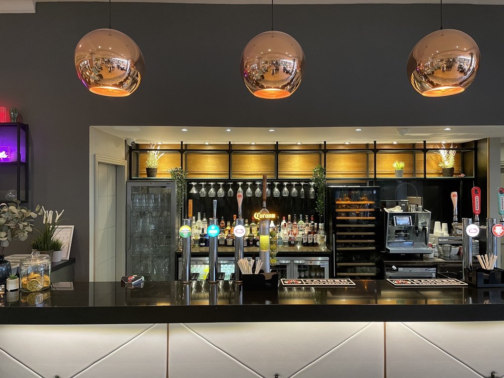 CROWNE PLAZA RESTAURANT - Richfield Ave & Caversham Bridge Roundabout ...