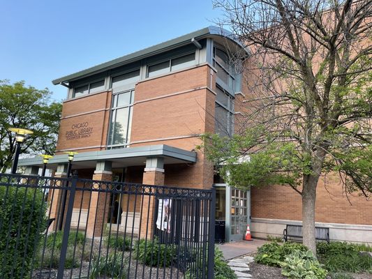 CHICAGO PUBLIC LIBRARY - EDGEBROOK - Updated October 2025 - 32 Photos ...