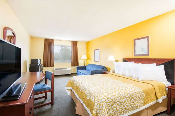 DAYS INN BY WYNDHAM MILAN SANDUSKY SOUTH - Updated July 2025 - 44 ...