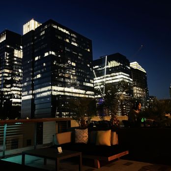 EDGE ROOFTOP - Updated May 2024 - 208 Photos & 159 Reviews - 110 E 2nd ...